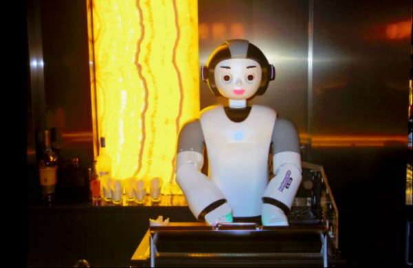 正在引领人机情感交互技术的RoboCare