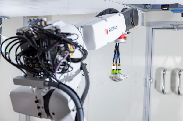 일본 ROMS-KDDI, 차세대 로봇 편의점 오픈