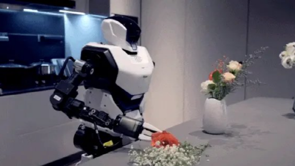 中 하이얼, 러쥐로봇과 제휴해 가정용 '휴머노이드 로봇' 공개